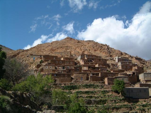 Tizgui Aït Oubial village berbère, agadir de falaise maroc, safran